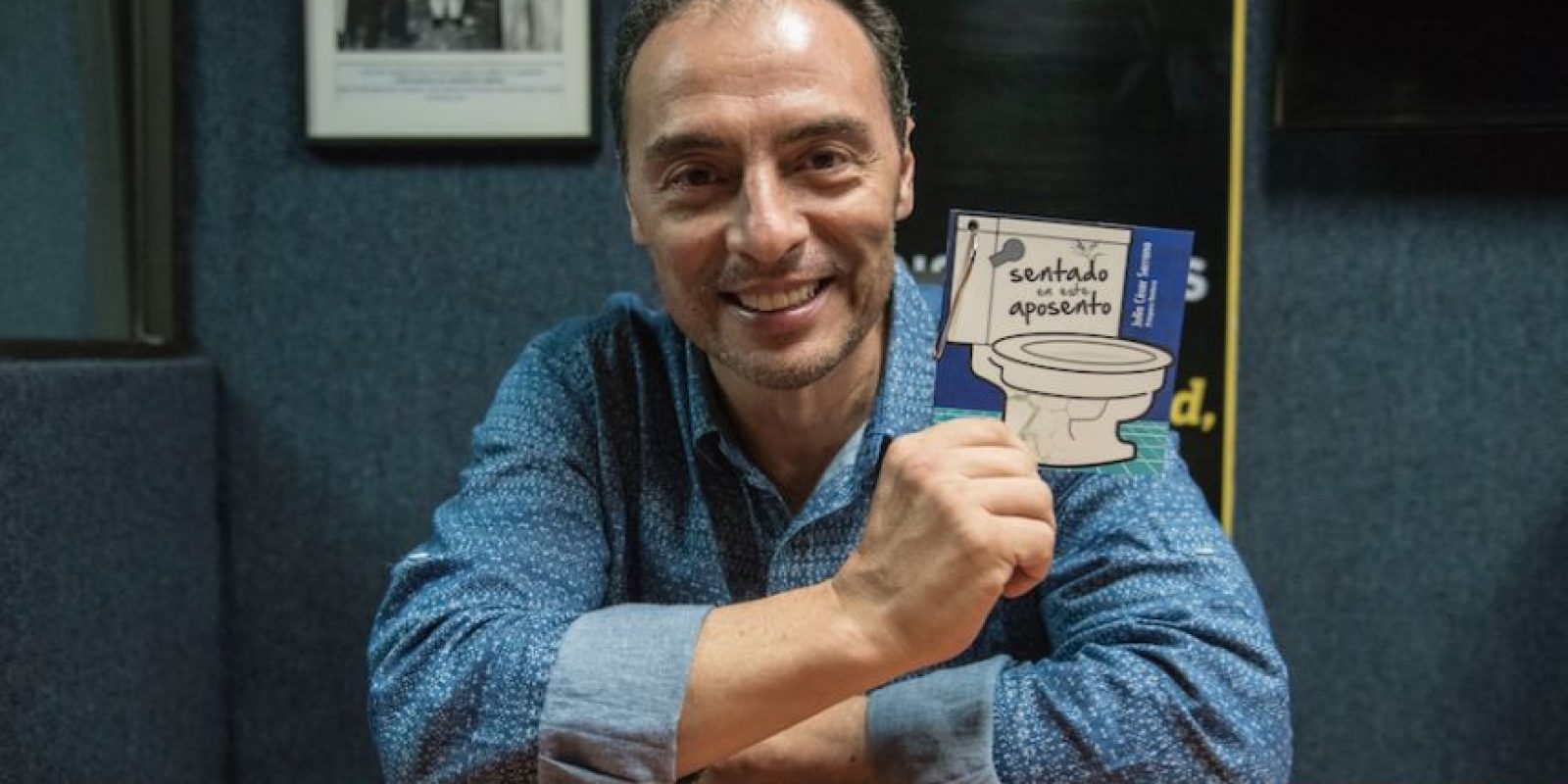 Julio Serrano publica libro de humor para "leer en el baño" | Publinews