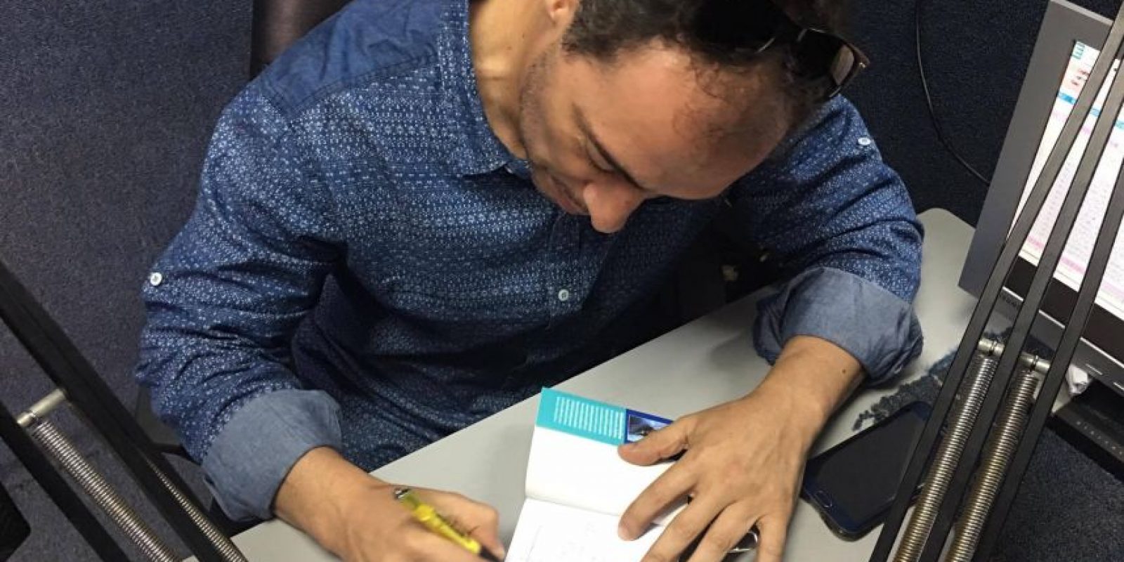 Julio Serrano publica libro de humor para "leer en el baño" | Publinews