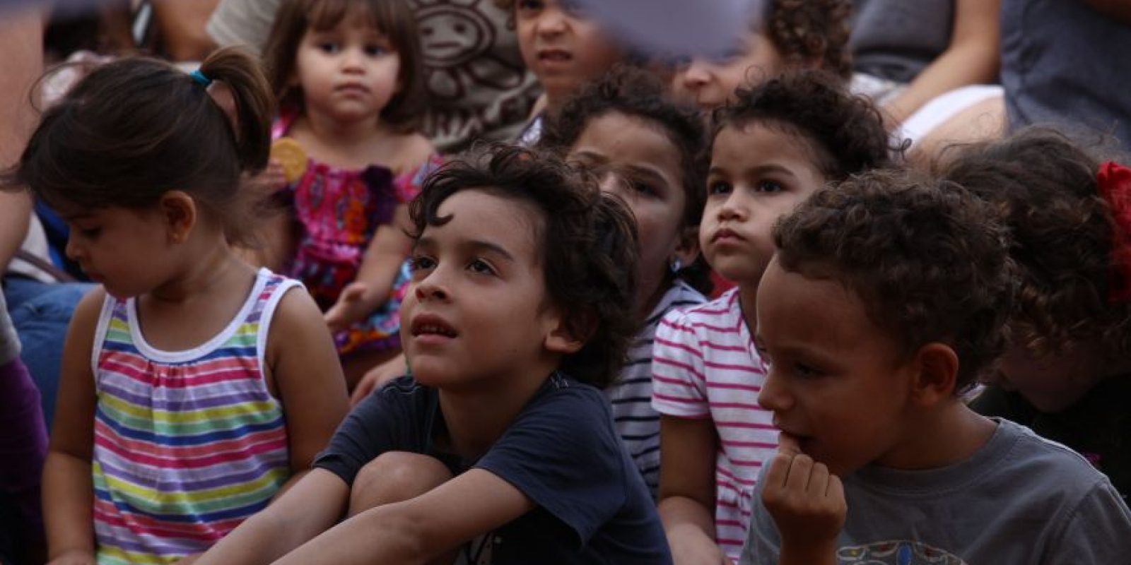 Apoyo masivo a María Chuzema y su cuento Carla Feliz | Metro