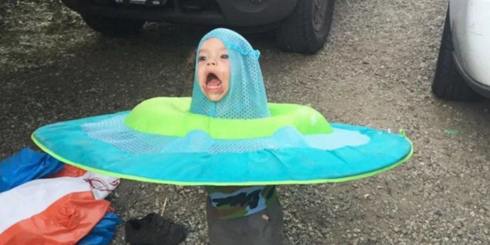 Este niño quedó atrapado en una balsa y lo convirtieron en meme | Metro